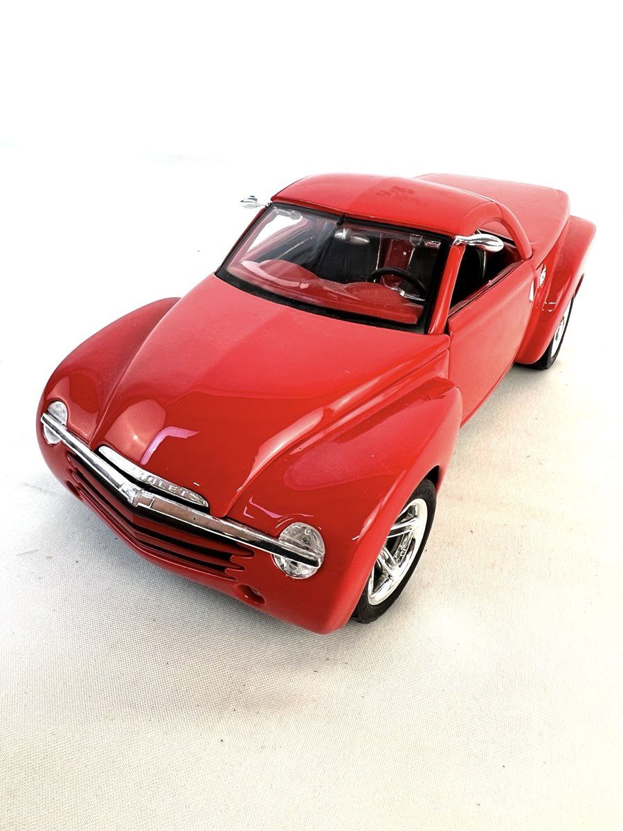 Maisto 2000 Chevy Chevrolet SSR Diecast Model Truck Red 1:18